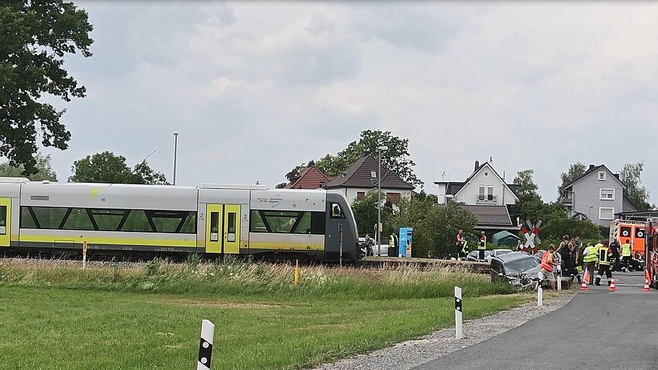 Meeder: Zug kollidiert mit Auto- Mann bei Unfall an unbeschranktem Bahnübergang verletzt