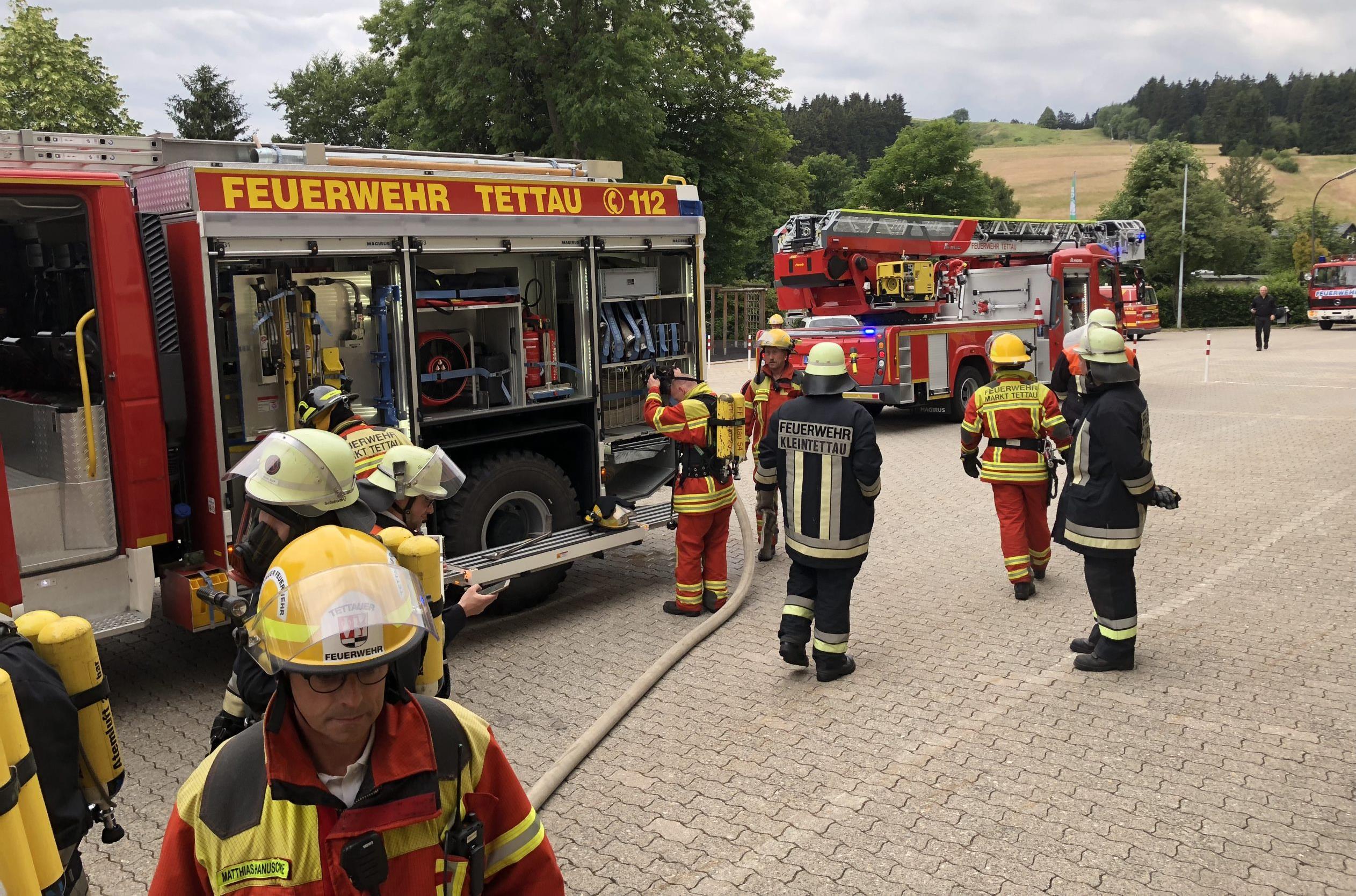 Retter rücken zur Tettauer Schule aus