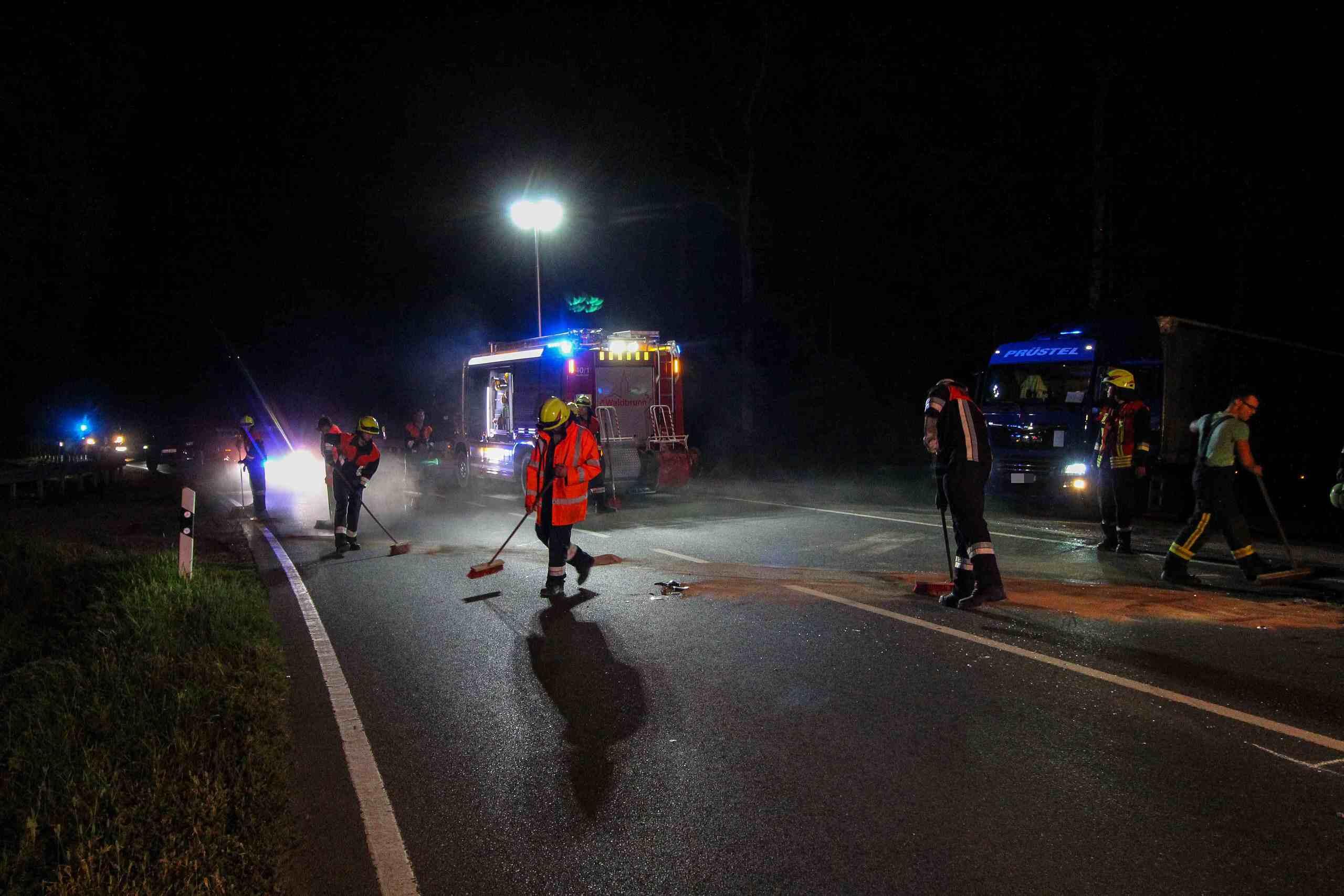 A3: Auto kracht unter Lkw-Anhänger - zwei Schwerverletzte - Bildergalerie