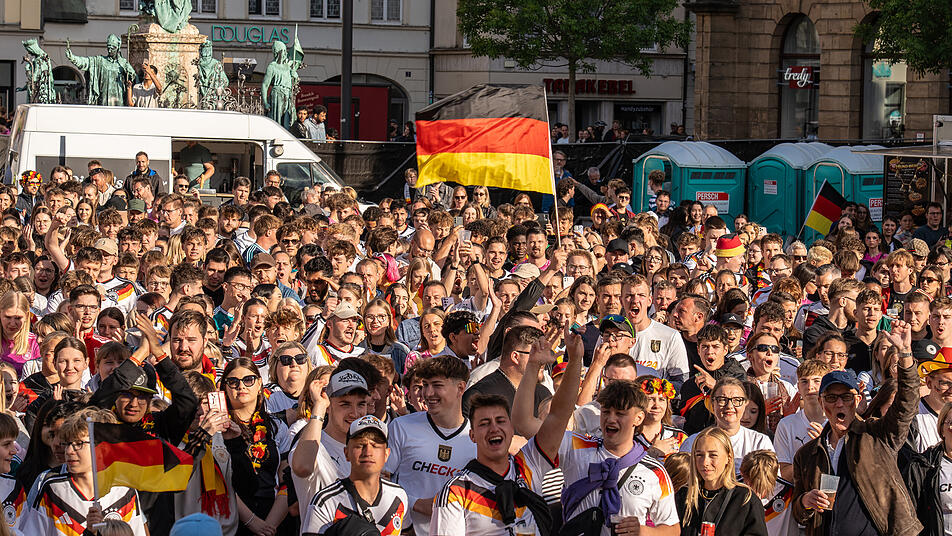 Massen feiern in Bamberg WM-Auftakt: Video von "Bayerns einziger Fanmeile"