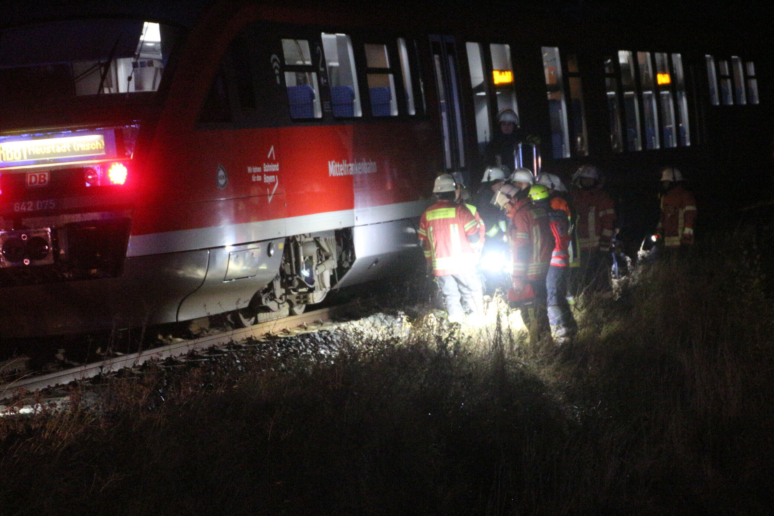 Dietersheim in Mittelfranken: Auto auf Bahnübergang von Zug erfasst - zwei Personen verletzt