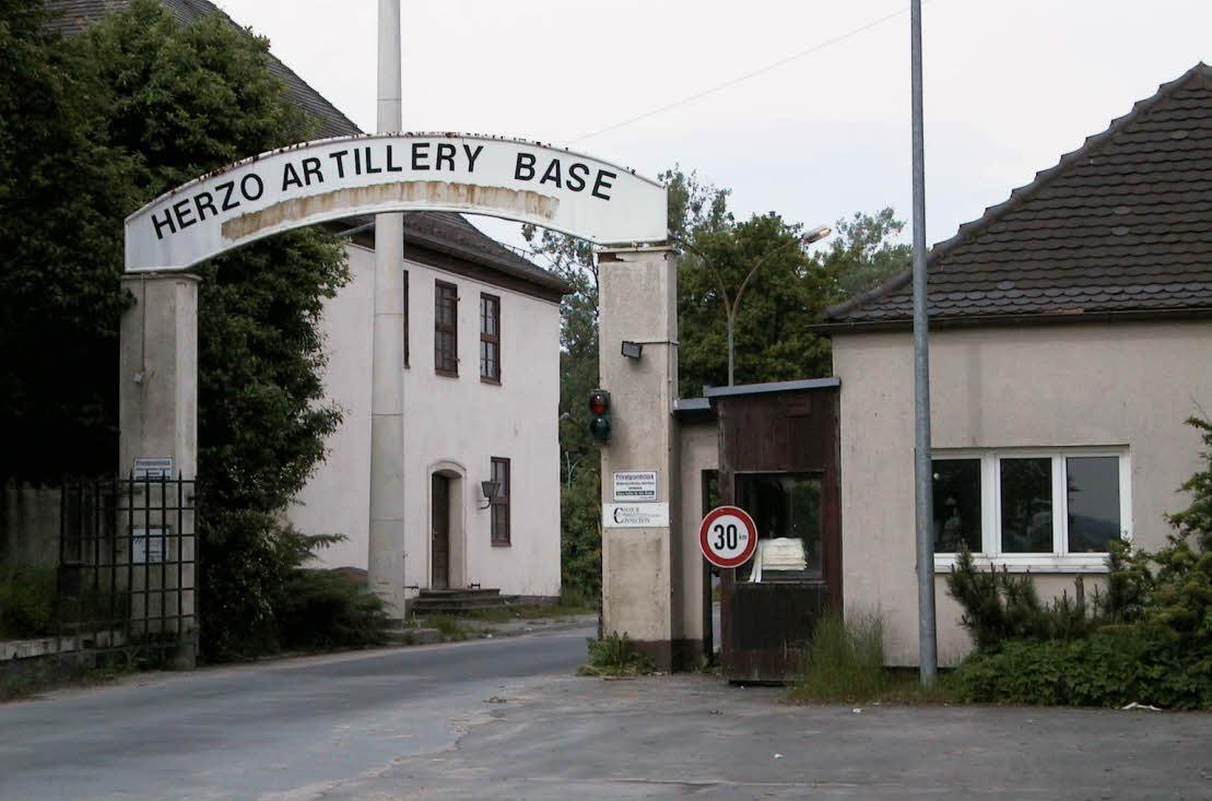 Der Torbogen erinnert an die Herzo Base