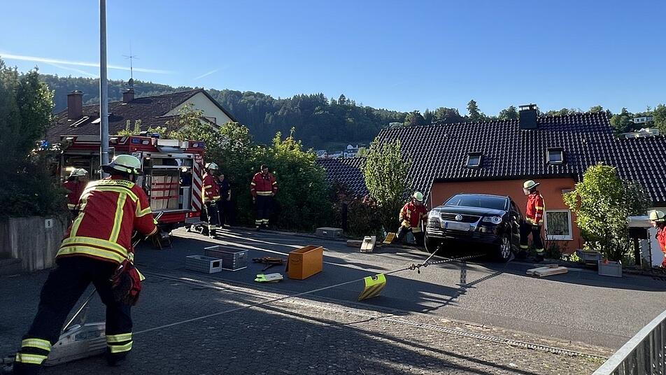 Lohr am Main: Auto rollt davon - Feuerwehr rettet Wagen kurz vor Absturz