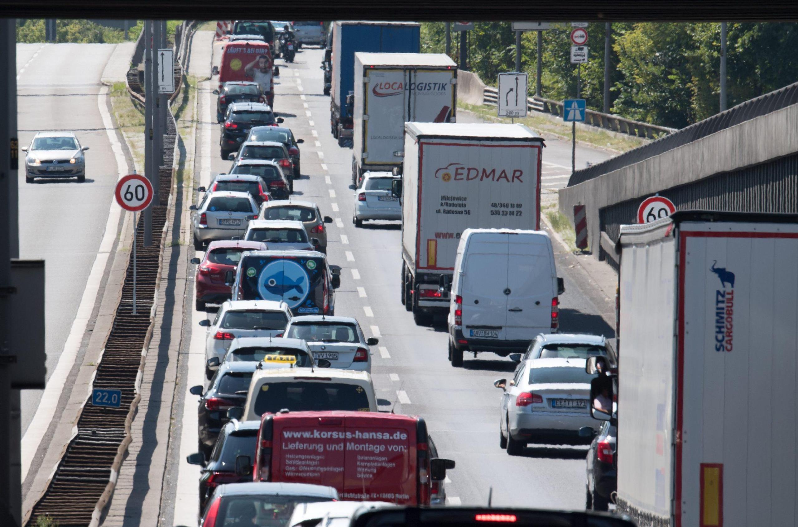 A8 in Bayern: Lkw kippt um und verliert Holzstämme - kilometerlanger Stau