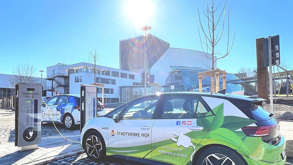 Hof: Neue Ladestationen für E-Autos rund um das Theater installiert