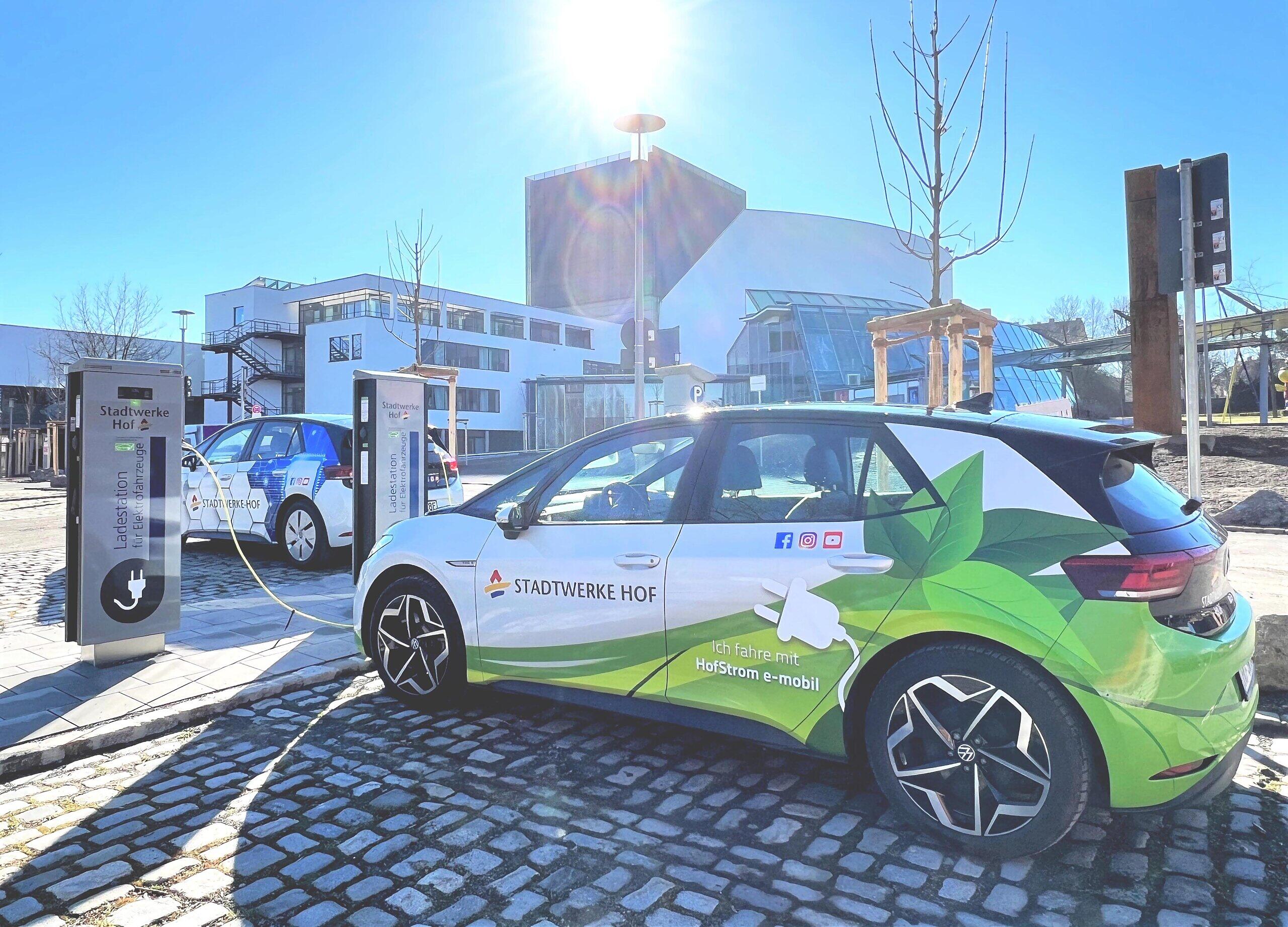 Hof: Neue Ladestationen für E-Autos rund um das Theater installiert