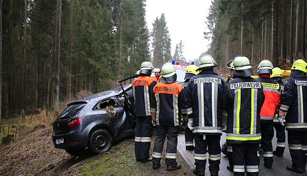 Junger Mann stirbt bei Unfall zwischen Kulmbach und Kronach - Bildergalerie