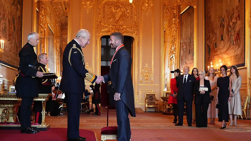 König ehrt Beckham im Schloss: Erhebt Euch, Sir David!