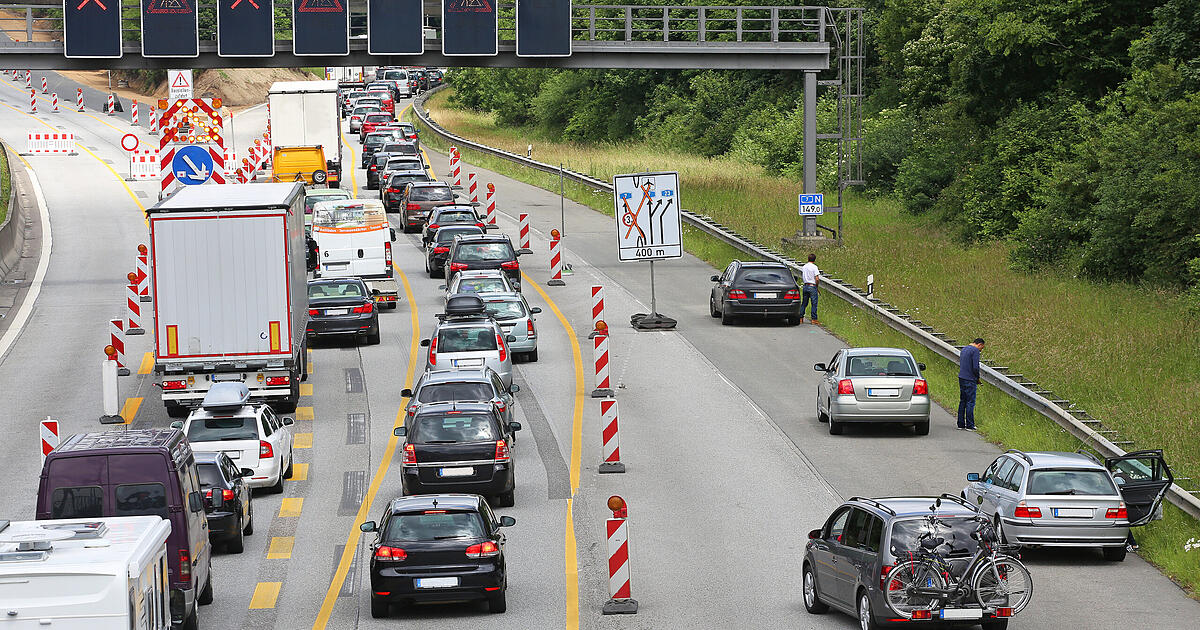 Pinkelpause im Stau: Polizei erklärt, was auf Autobahnen erlaubt ist