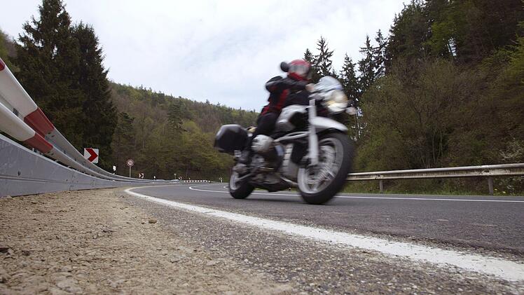 Unfall auf der B85 bei Kronach: Motorradfahrschüler wird schwer verletzt
