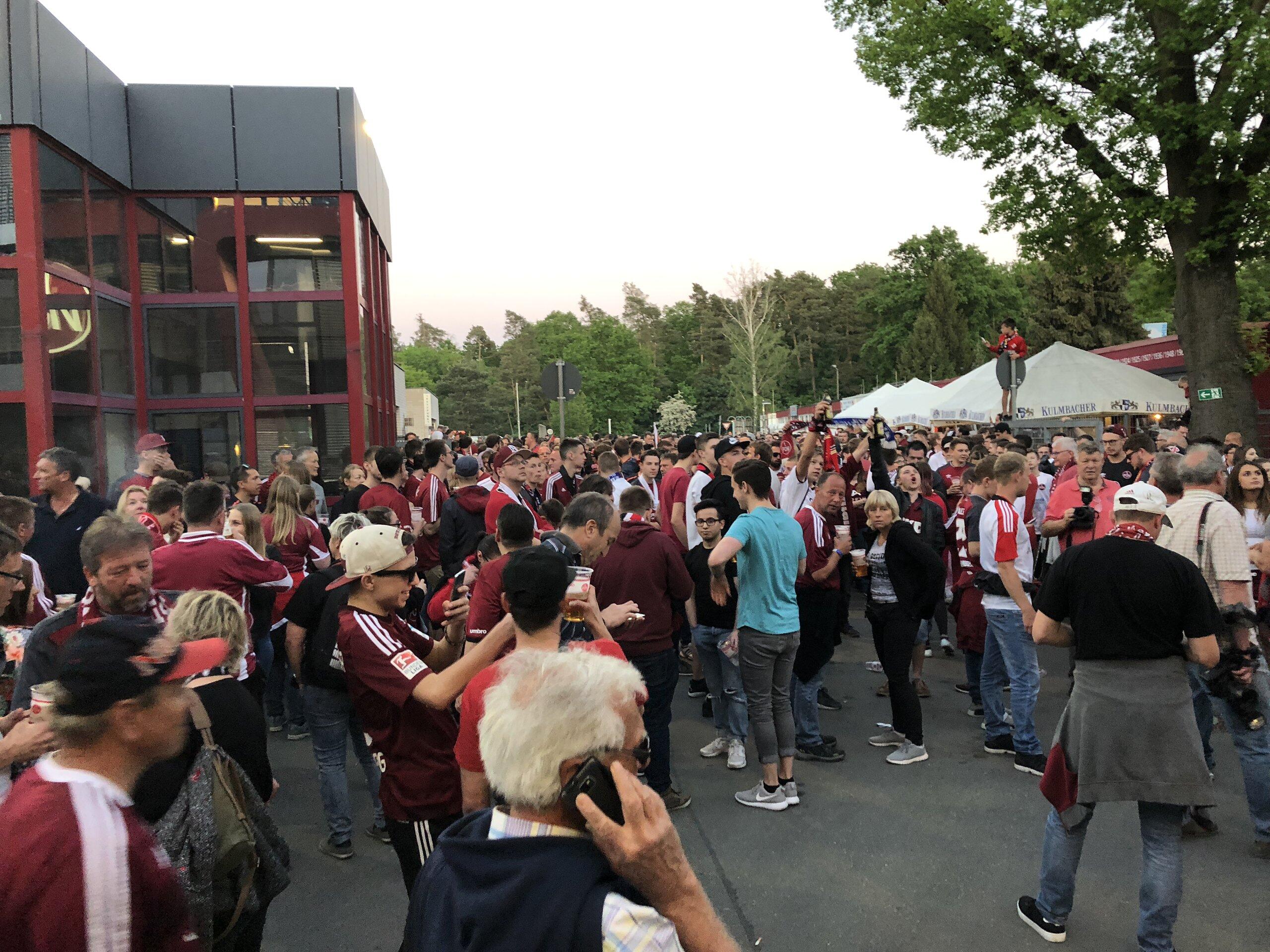 1. FC Nürnberg steigt auf - so feiern die Club-Fans - Bildergalerie