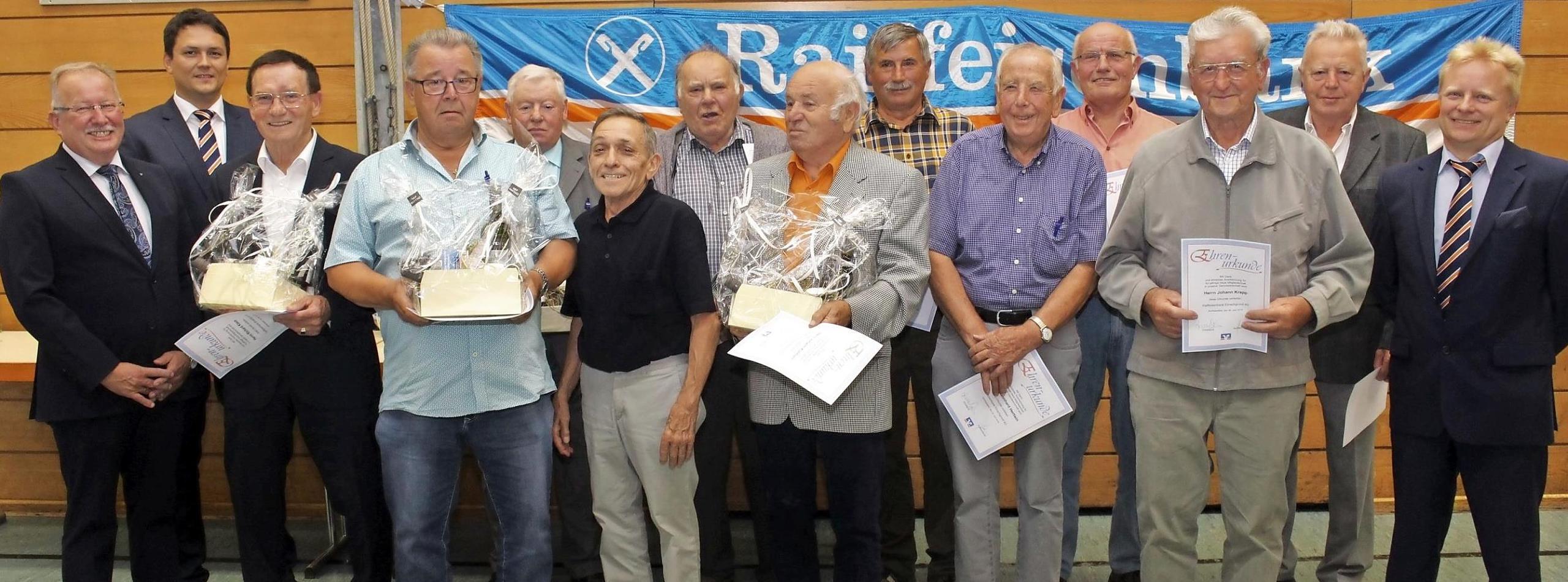 Die Raiba ehrt viele treue Mitglieder