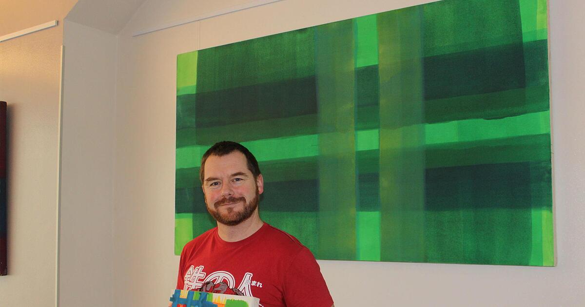 Peter Davey zeigt seine bunten "Kinder"