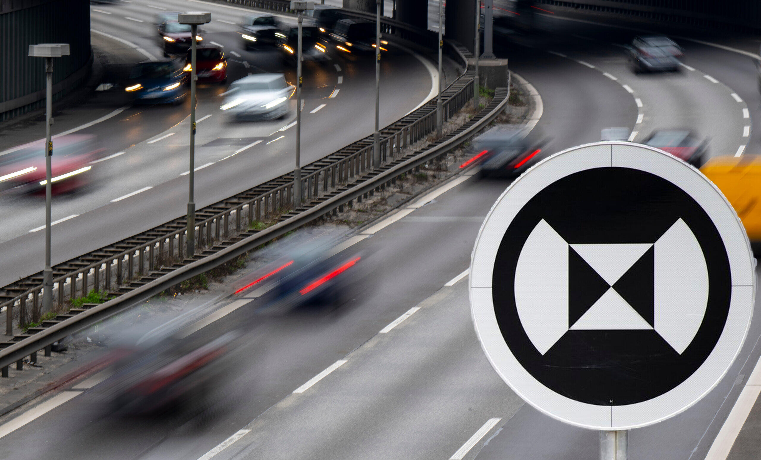 Rundes Schwarz Weisses Verkehrsschild Auf Autobahn Was Hat Es Zu Bedeuten
