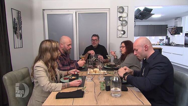 Nach Stichelei seiner Mutter packt "Dinner"-Gastgeber über den Tag aus ...