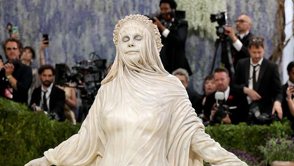 Heidi Klum erstaunt auf Gala mit Statue-Outfit - "Ist das dein Ernst?"