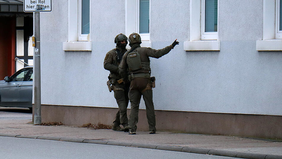 Rimbach: Geiselnahme in Bank? Täter hält Mitarbeiterin stundenlang in ...