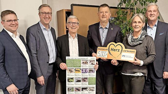 Spende der VR-Bank für Bund Naturschutz