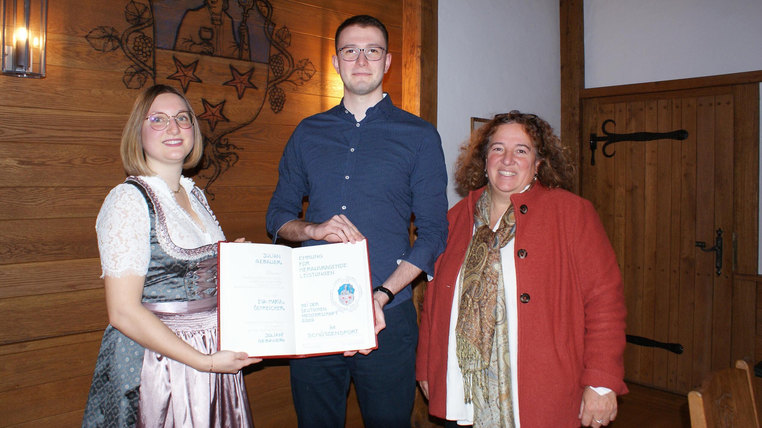 Große Ehre: Zwei Sportschützen trugen sich ins Goldene Buch der ...