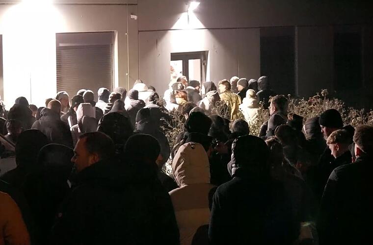 Riesige Schlange bei Minus-Graden: Ansturm auf Feuerwerk-Geschäft