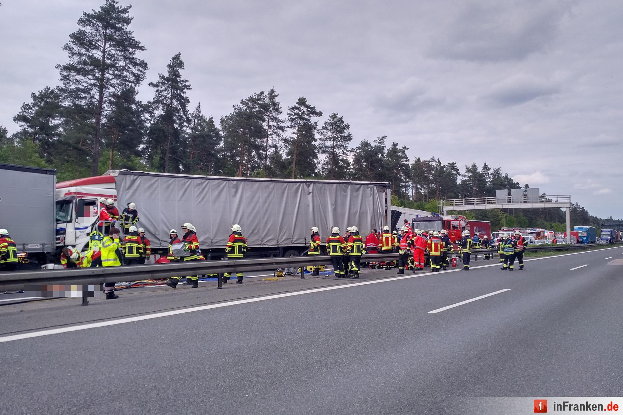 Vier Menschen sterben bei Unfall auf A6 bei Nürnberg - Bildergalerie