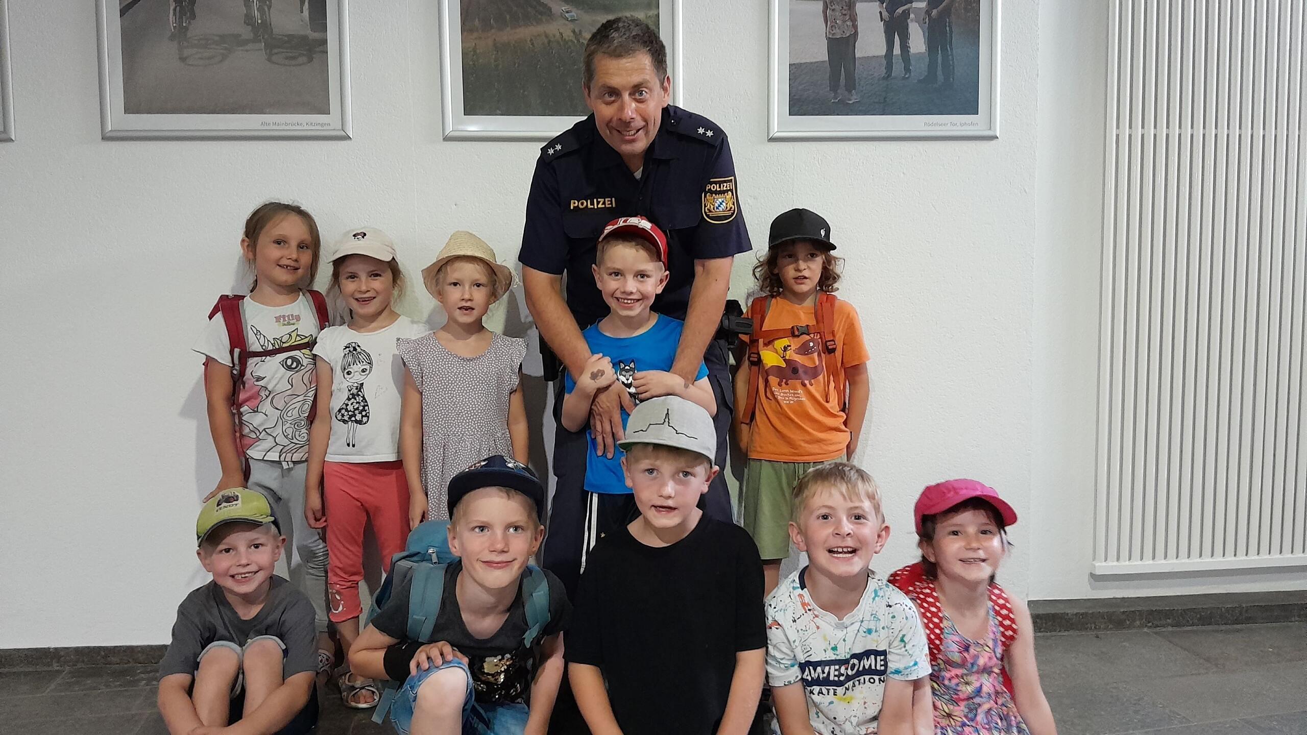 Vorschulkinder besuchen die Polizei