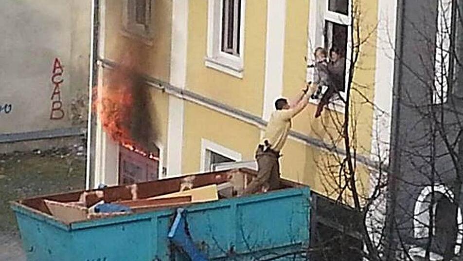 Polizist rettet Frau und Kind aus brennendem Haus