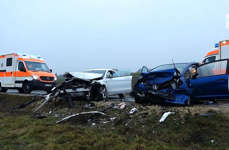 Schwerer Unfall auf B22: Zwei Autos stoßen frontal ineinander