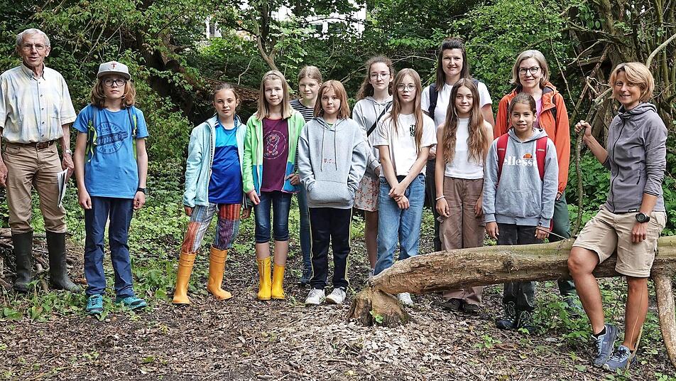 Gymnasiasten erkunden die Zusammenhänge in der Natur