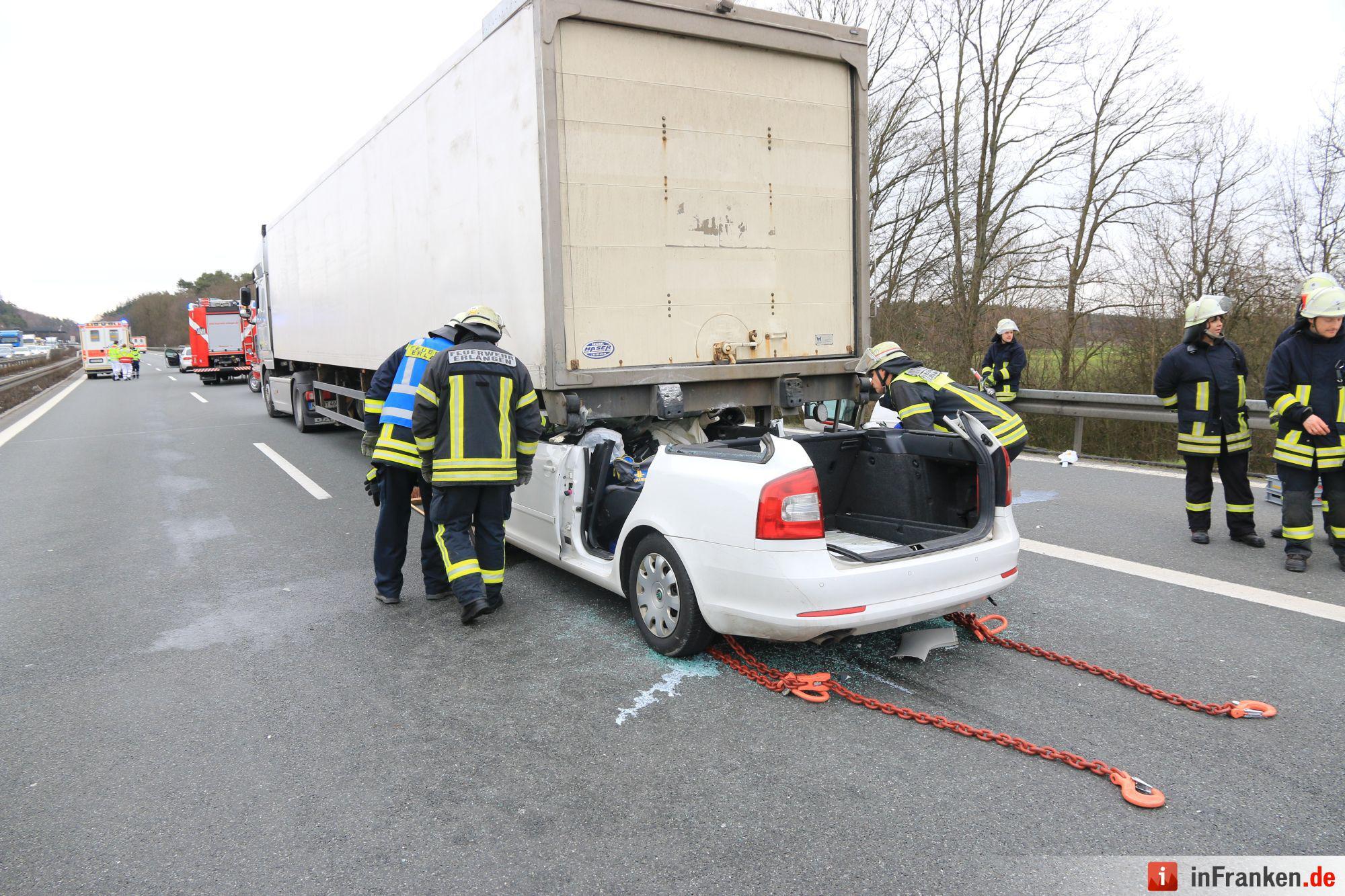 Lkw-Unfall auf der A3 bei Erlangen - Bildergalerie