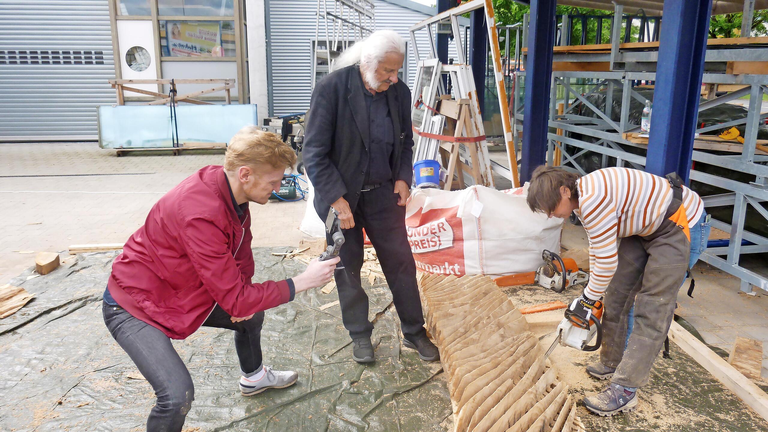 Holzbildhauer sägen wieder Kunstwerke