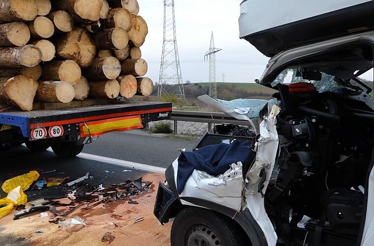 Schwerer Auffahrunfall auf der A3: Kleinlaster rast in Holzstämme-Transporter