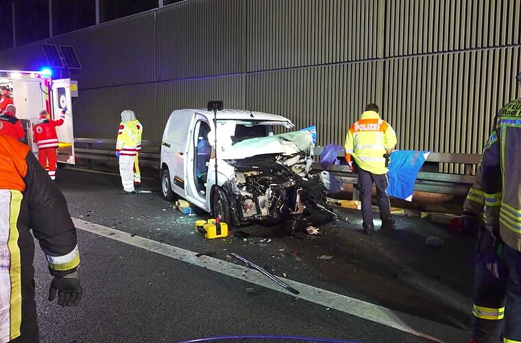 Schwerer Auffahrunfall auf A73: Fahrer eingeklemmt