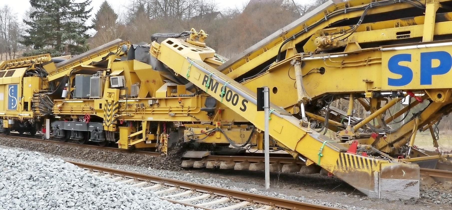 Der "Stopf-Express" erneuert Gleise zwischen Trebgast und Harsdorf