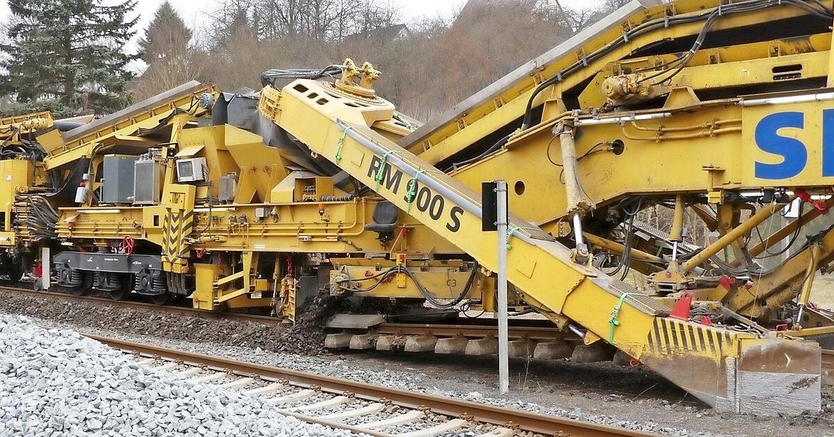 Der "Stopf-Express" erneuert Gleise zwischen Trebgast und Harsdorf