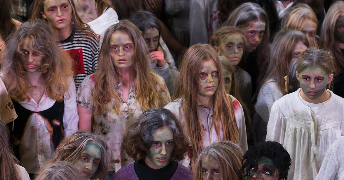 150 Zombies tanzen zu «Thriller» im Hamburger Hauptbahnhof