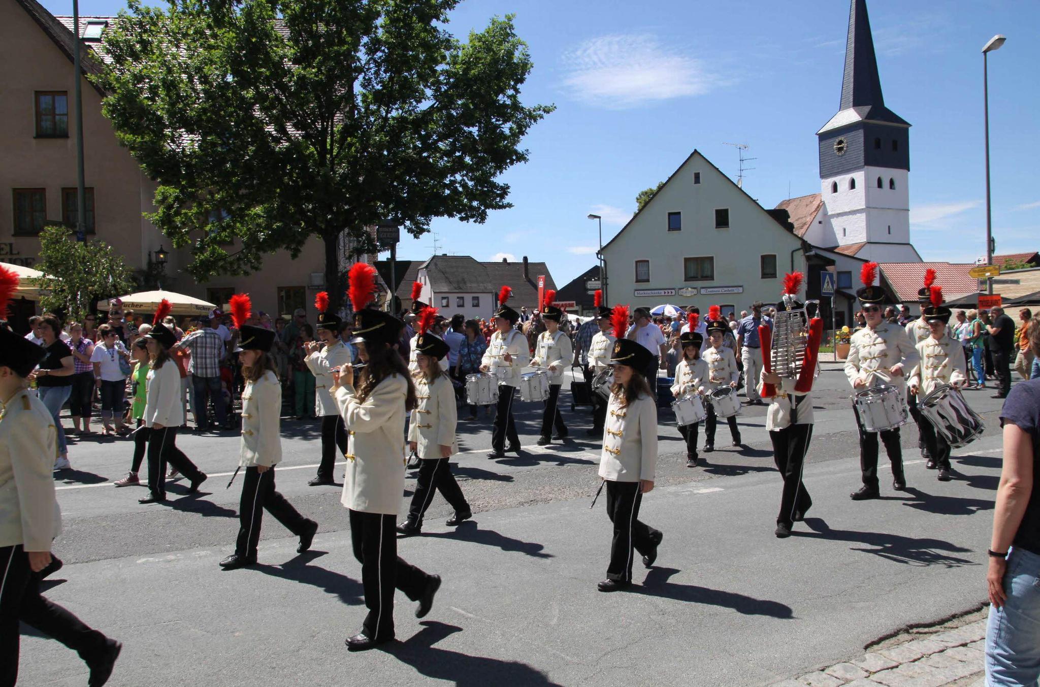 725 Jahre Weisendorf: 1100 Teilnehmer am Festzug