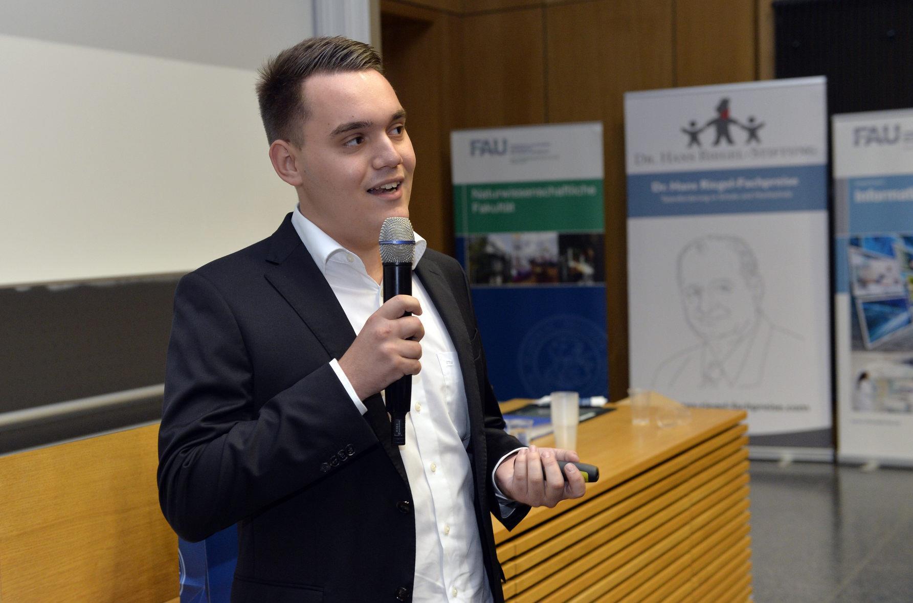 Tony Oehm freut sich über Physikpreis