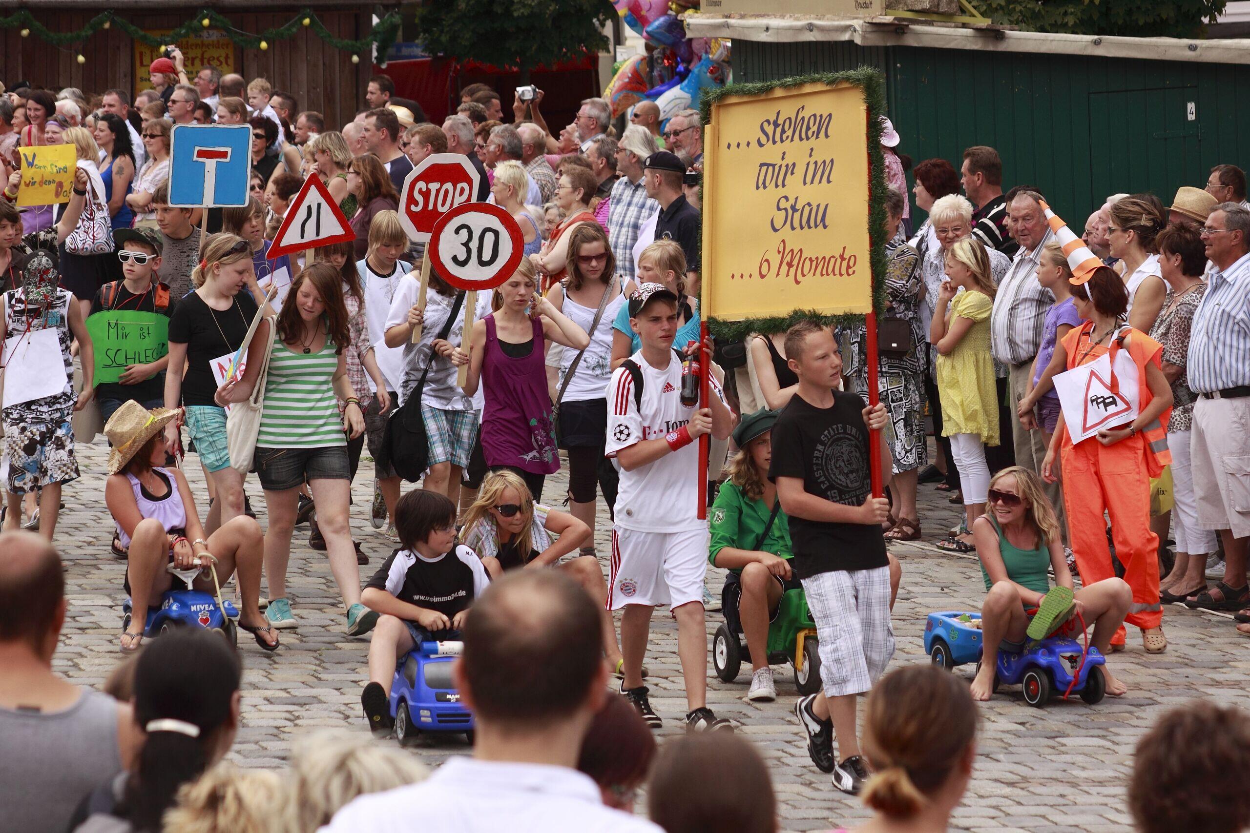 Neustadt: Stadt lädt zu "Neifeier", Kinder- und Marktfest ein - Live ...