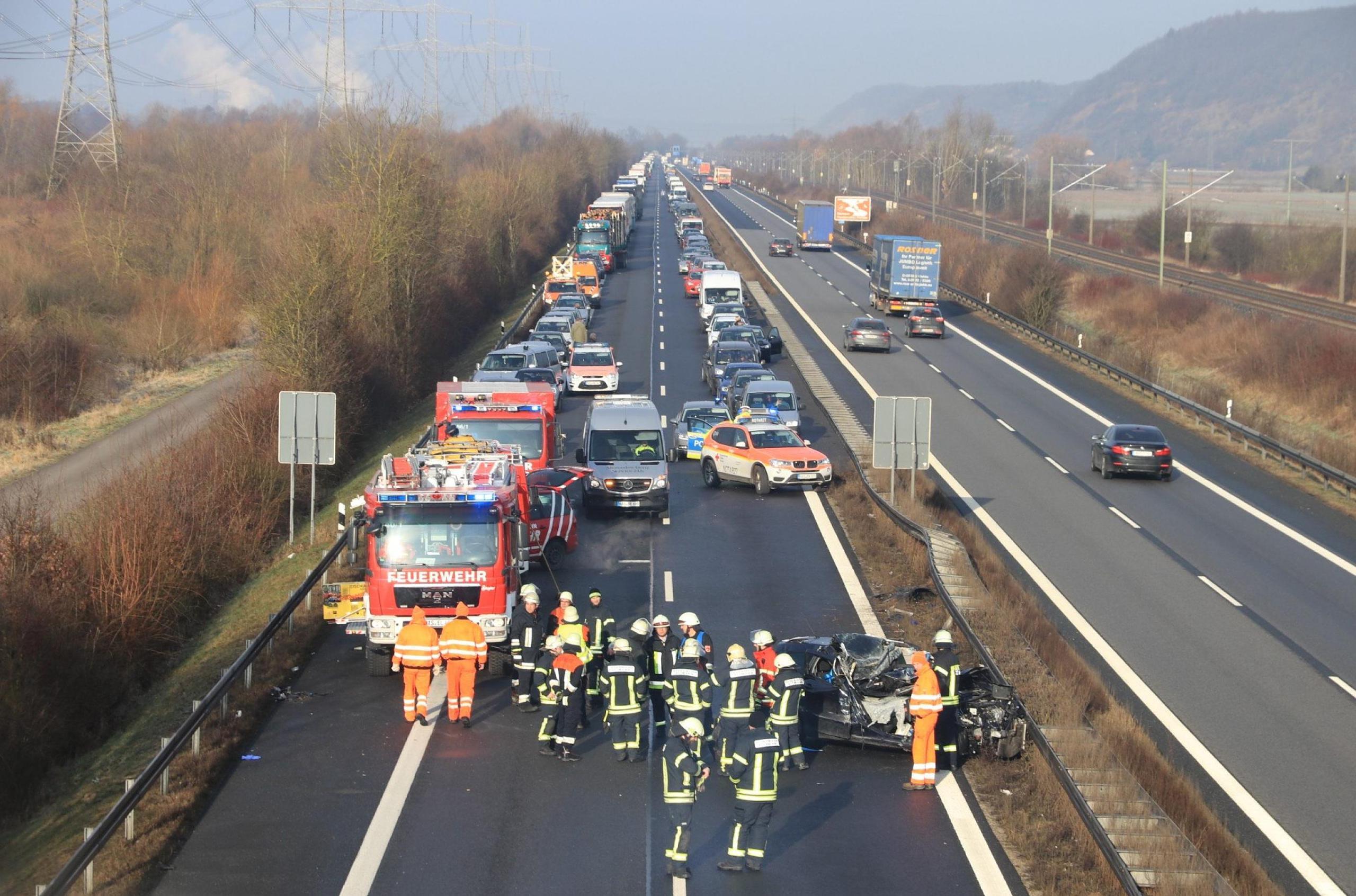 Schwerverletzter bei Unfall auf der A70: Mann (23) kracht mit seinem Auto in Lkw