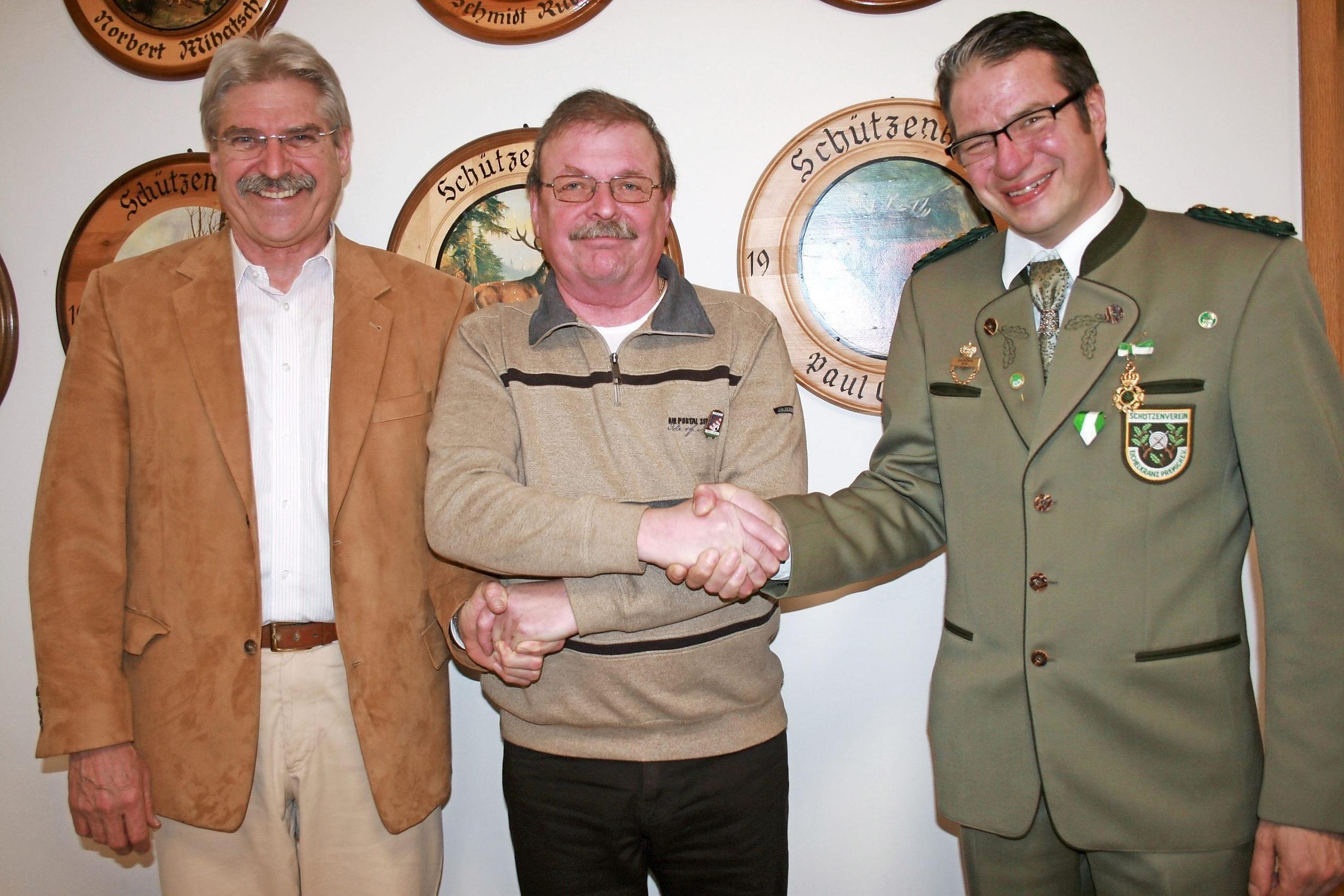 Silberne und goldene Nadel für Willi Wolf