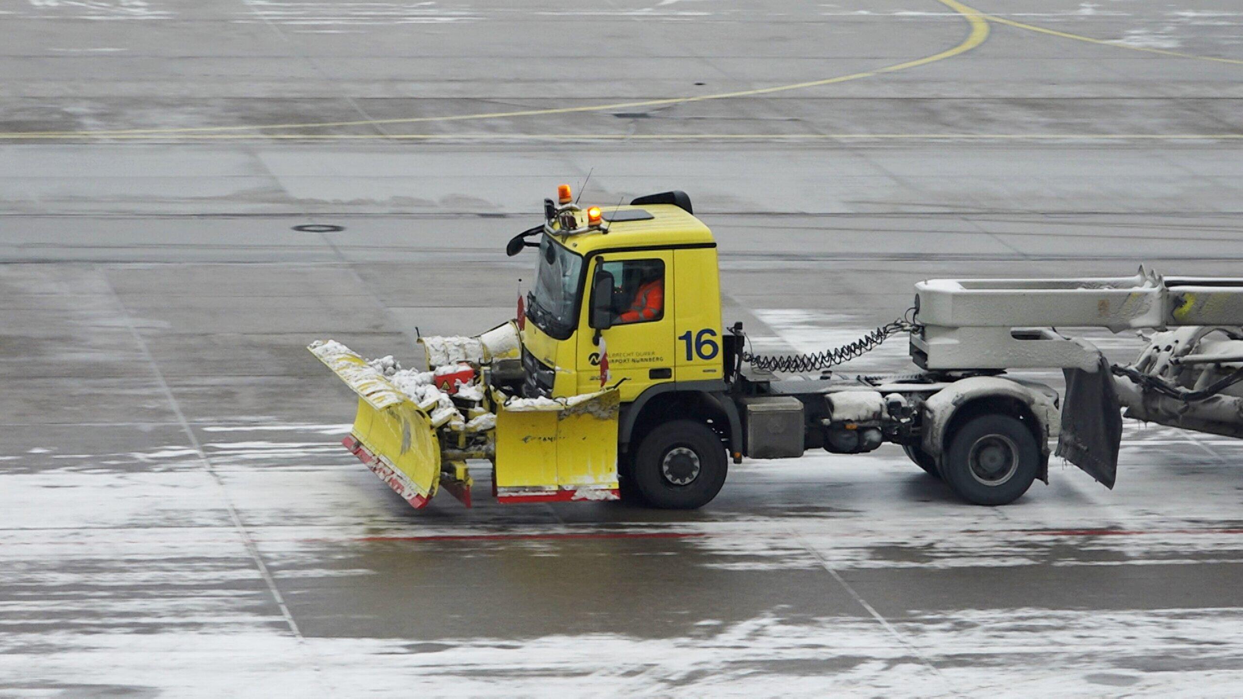 Flughafen Nürnberg: Glatteis auf den Rollfeldern - Spezialfahrzeuge im Einsatz