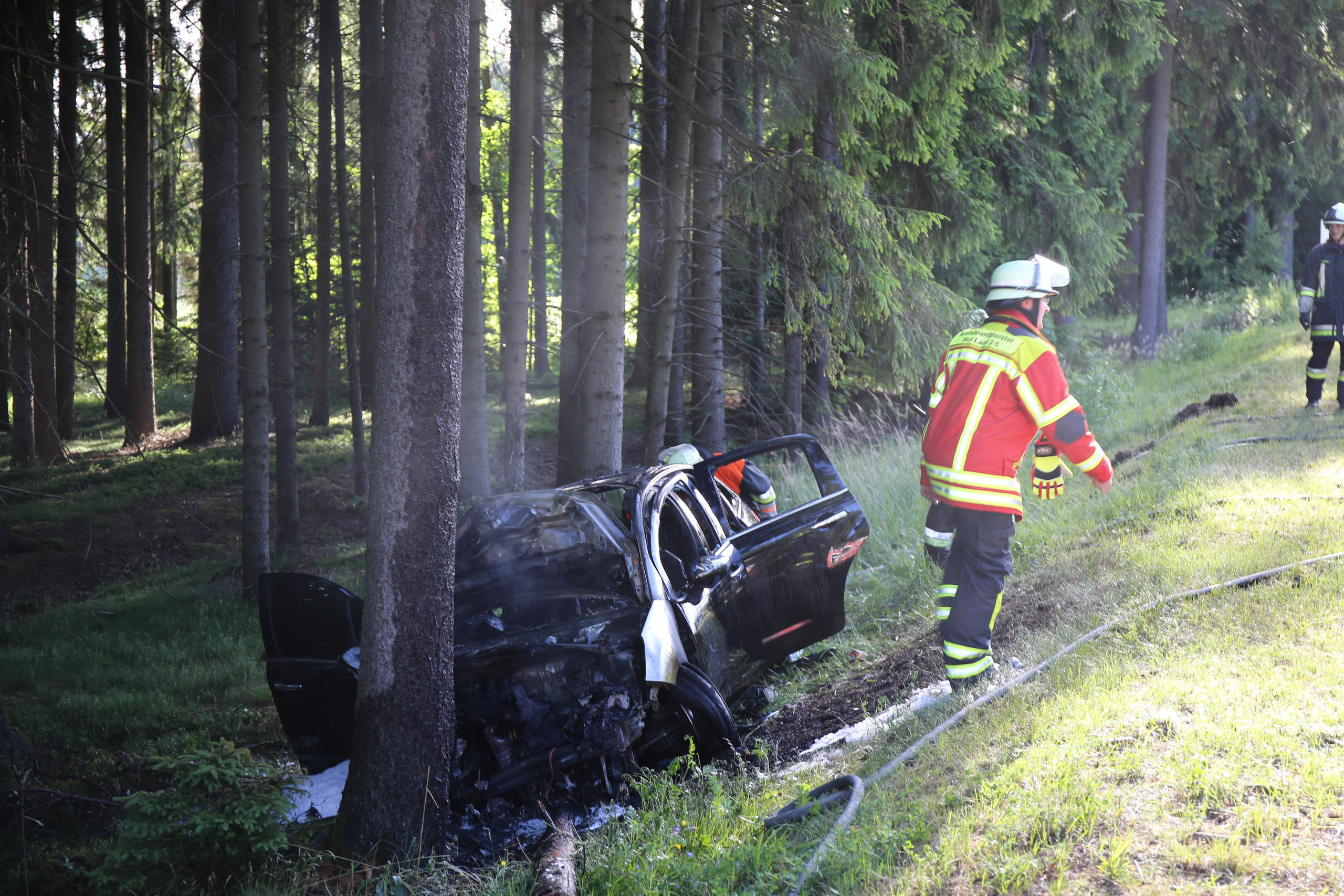 Helmbrechts: Auto kracht gegen Baum und fängt Feuer - Bildergalerie