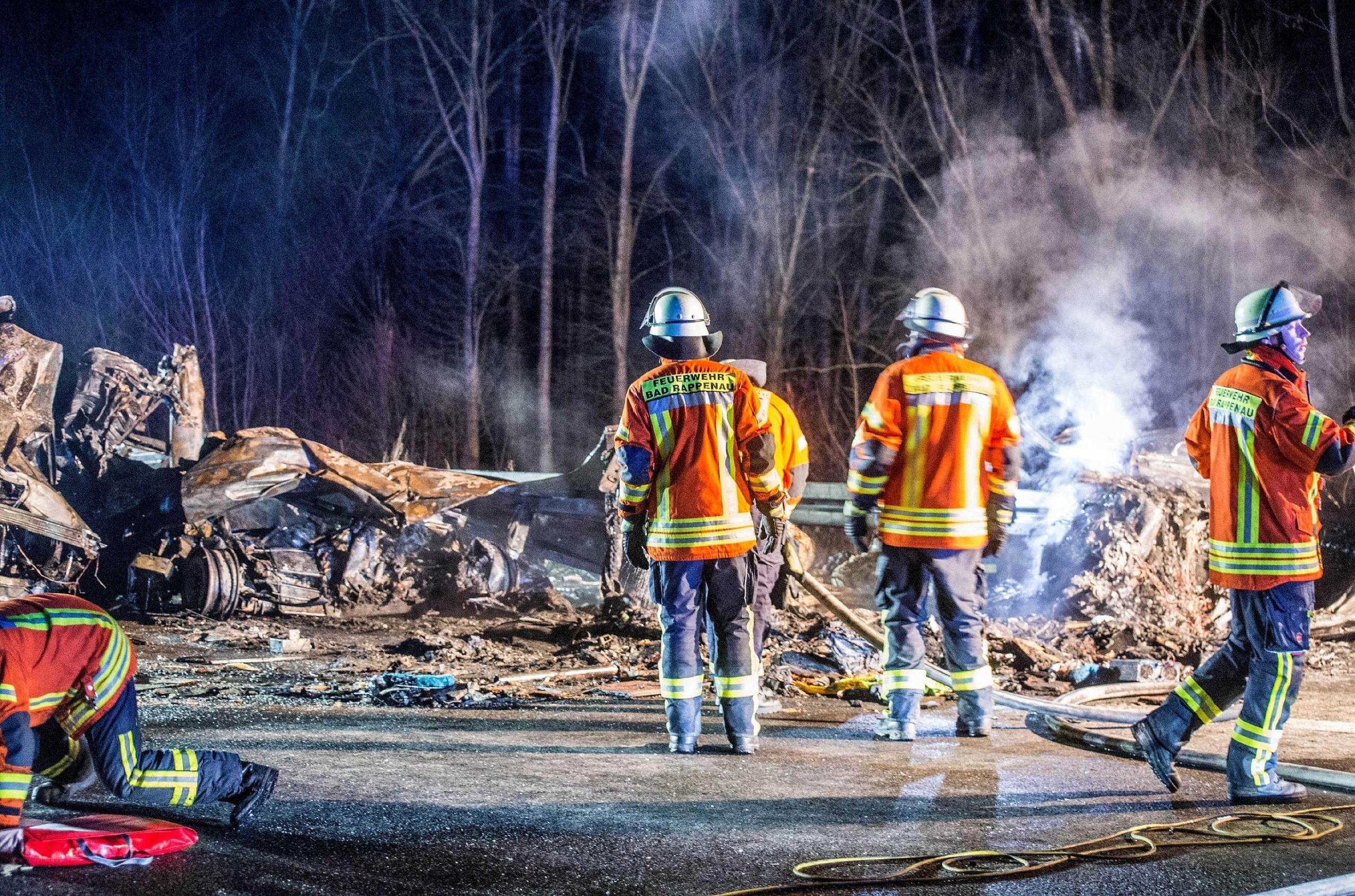 A6 bei Heilbronn: Zwei Menschen verbrennen nach schwerem Unfall