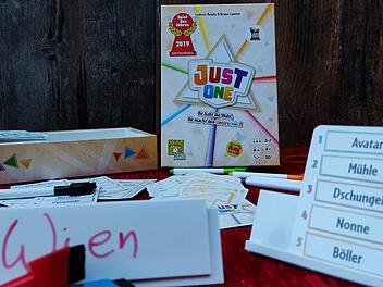 Spiele-Test "Just One": Das wohl beste kooperative Partyspiel - so ...