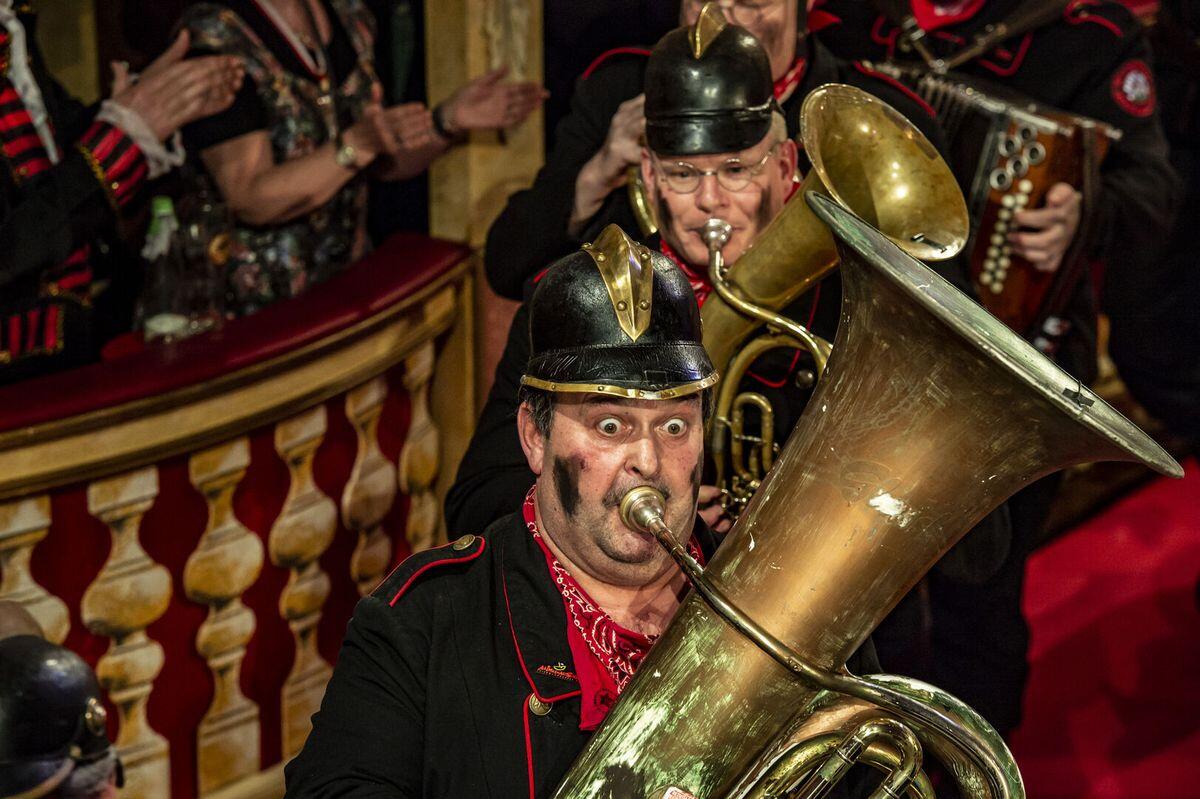 Fastnacht in Franken 2025: Warten auf die Altneihauser Feierwehrkapell'n