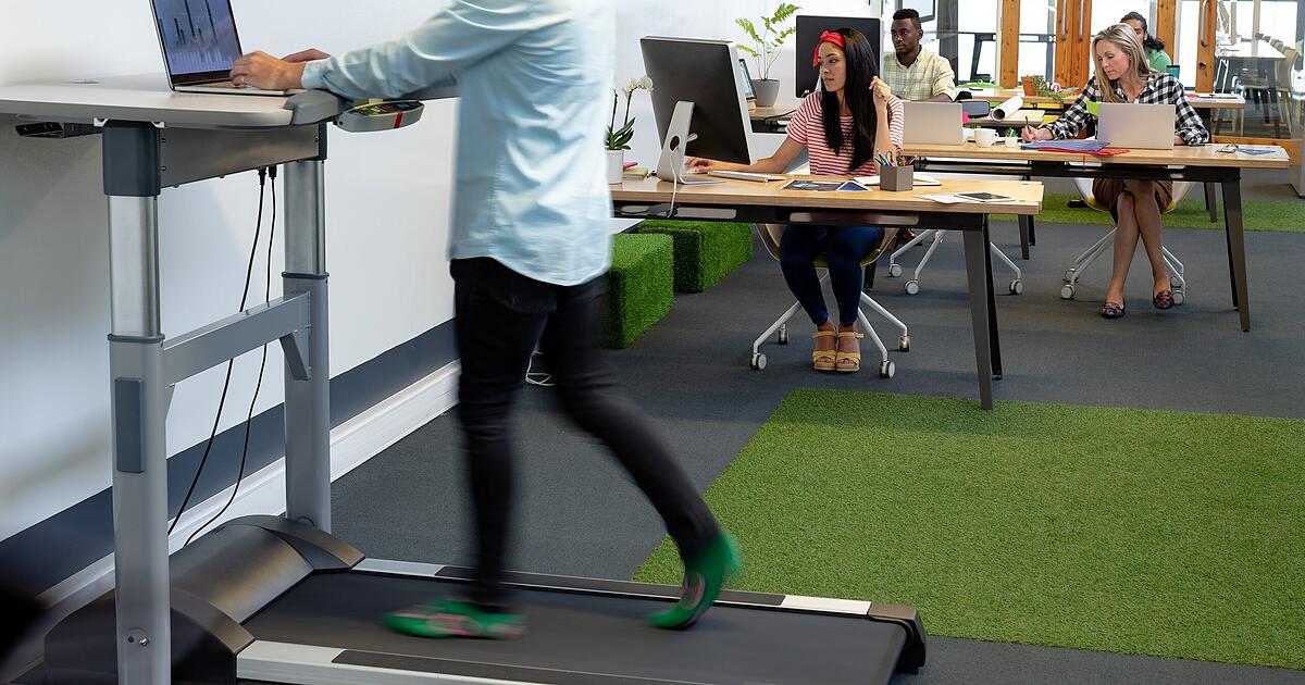 Geschenk-Tipp fürs Homeoffice: "Walking Pads" halten bei der Arbeit fit