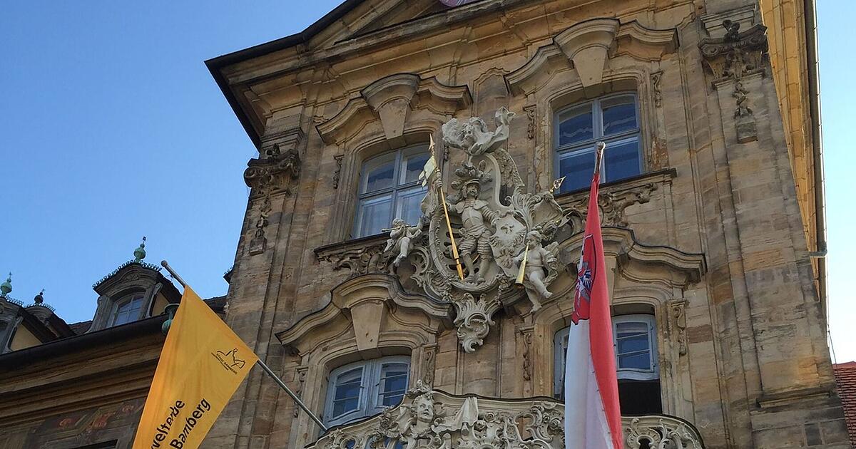 Bamberg: Stadt hisst Welterbeflagge zum internationalen Solidaritätstag
