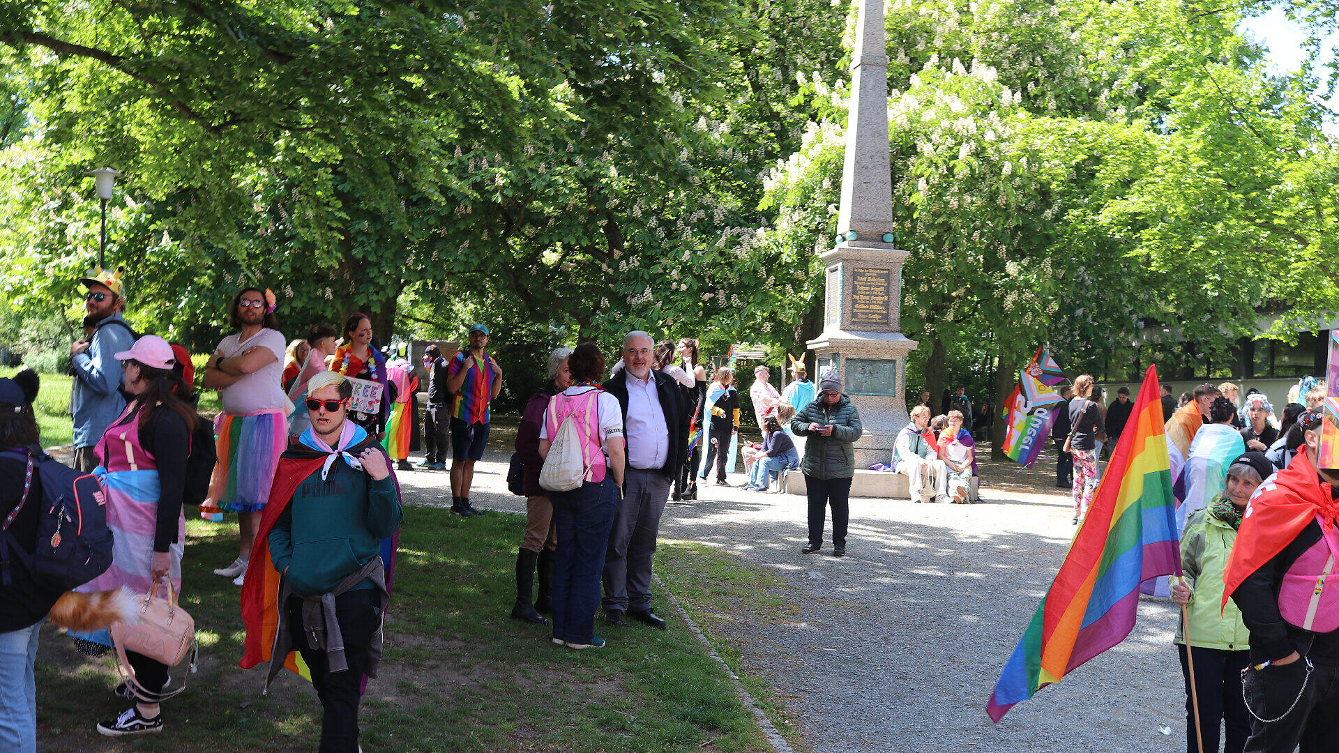 "Auch hier sind Menschen Queer" - Der zweite Christopher Street Day in ...