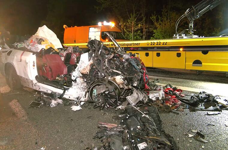Tödlicher Unfall auf Frankenschnellweg: Auto kollidiert mit LKW-Anhänger - Fahrer (21) stirbt